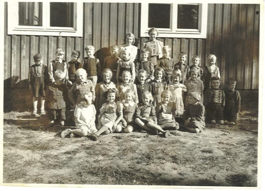 Klass 1 och 2 år 1945. Lärare: Ingeborg Eriksson och fröken Lidström.
